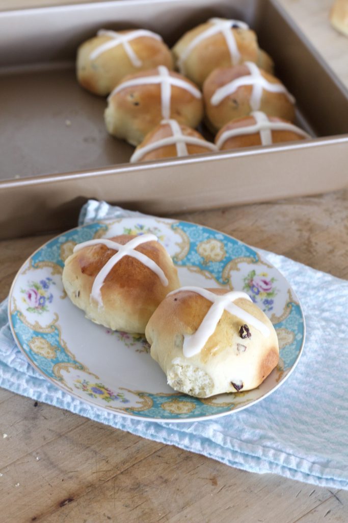 HOMEMADE HOT CROSS BUNS - Kiss Blogs